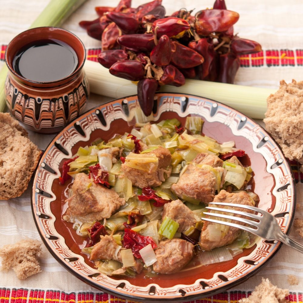 Пржено свинско месо со праз и суви пиперки - Вкусен и брз ручек!