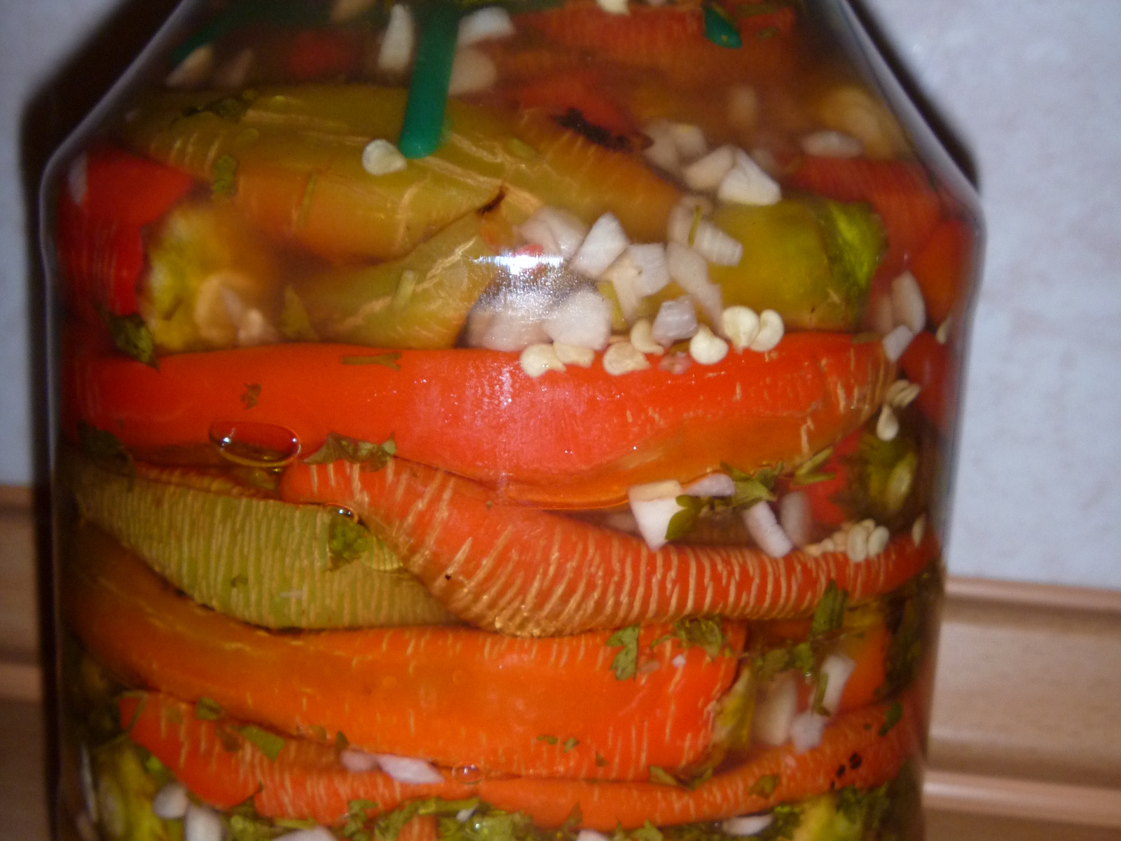 ПЕЧИ ГМЕЧИ: Еве како да ги направите највкусните пиперки со лук!