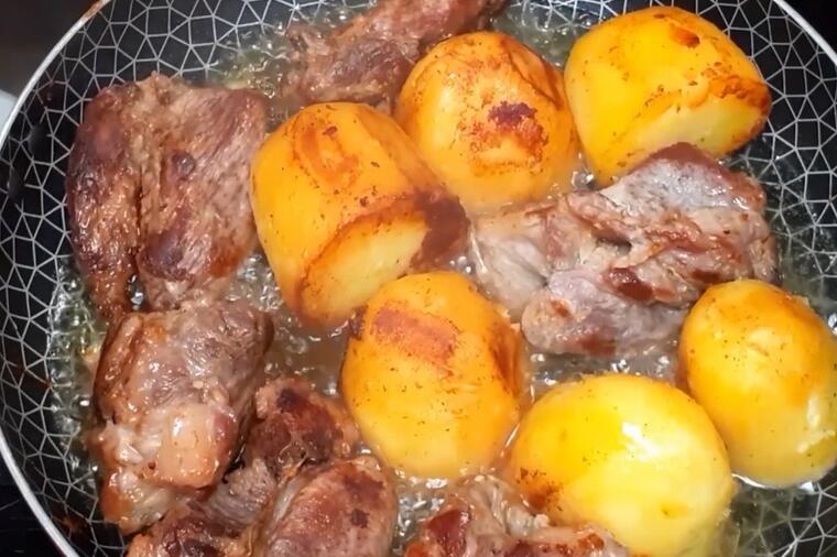 РУЧЕК ЗА ДЕНЕС: Динстана свинска плешка во тавче со печени компири!